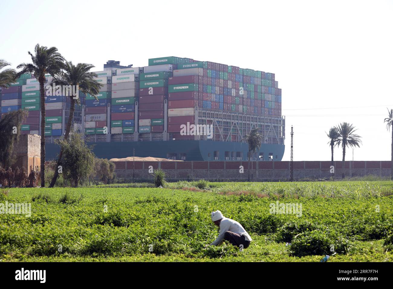210327 -- SUEZ CANAL EGYPT, March 27, 2021 -- Photo taken on March 27 ...