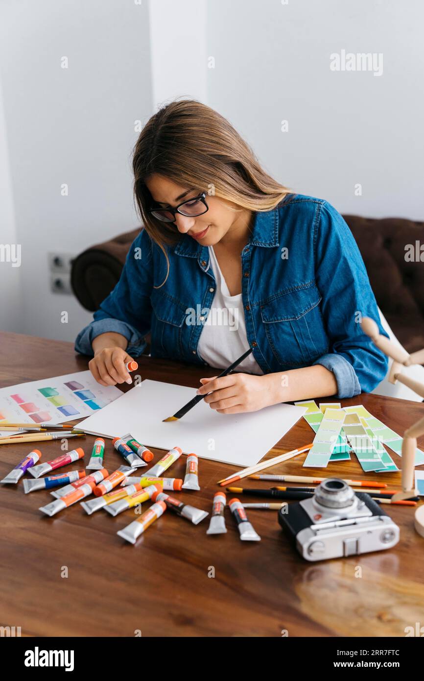 Female artist painting desk Stock Photo - Alamy