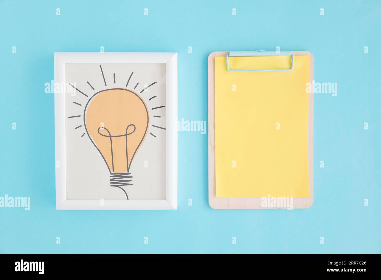 Hand drawn light bulb frame clipboard with yellow paper Stock Photo - Alamy