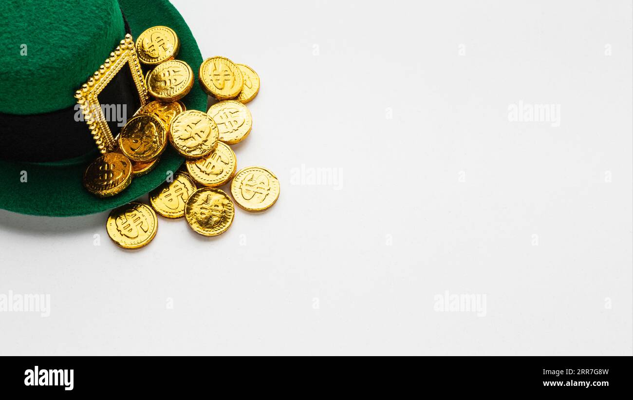 Leprechaun hat coins frame Stock Photo - Alamy