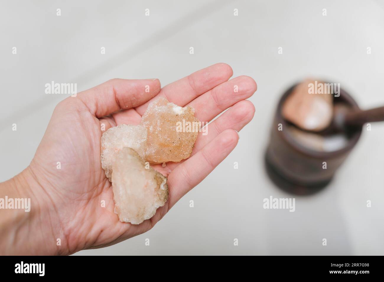 Human hand with himalayan salt Stock Photo - Alamy