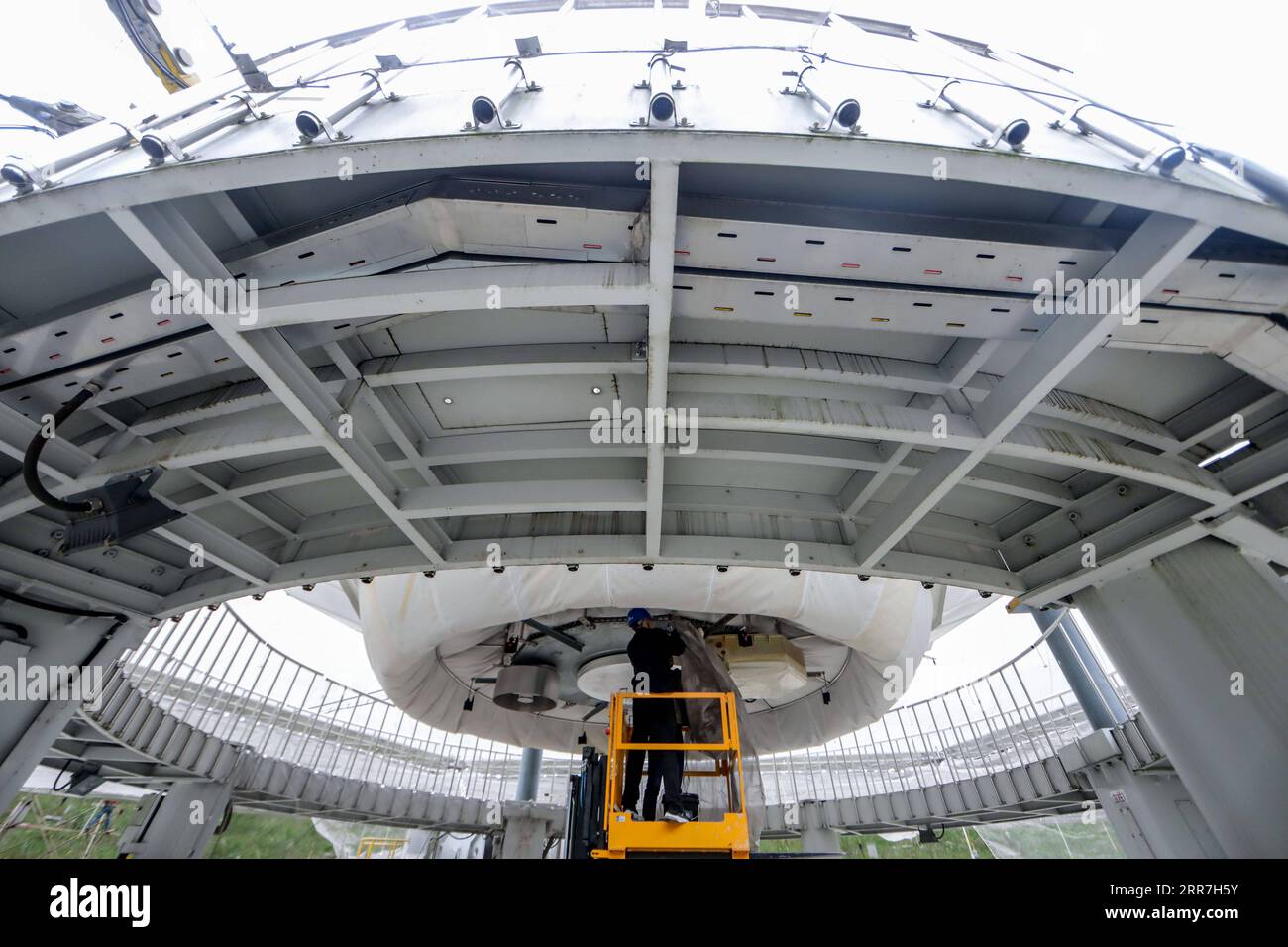 210329 -- PINGTANG, March 29, 2021 -- A staff member works on the feed ...