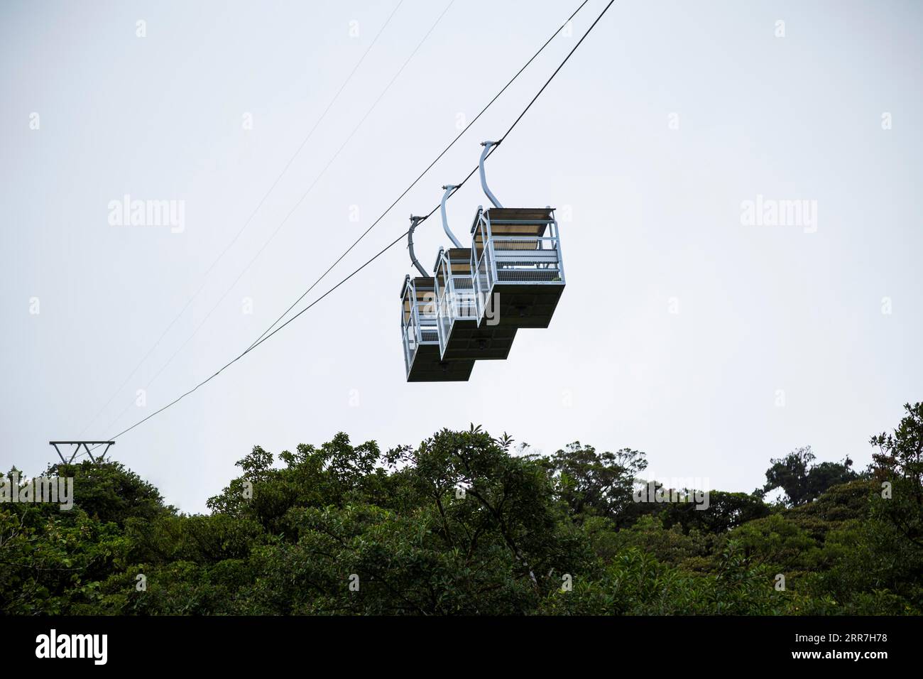 Three empty cable car rainforest costa rica Stock Photo - Alamy