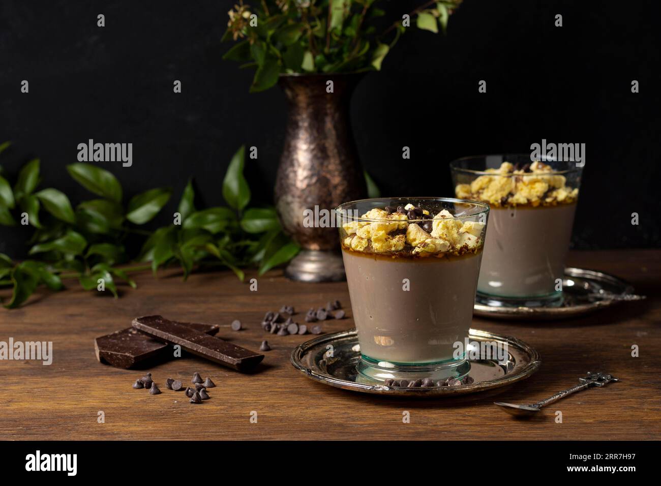 Table arrangement mousse dessert Stock Photo - Alamy
