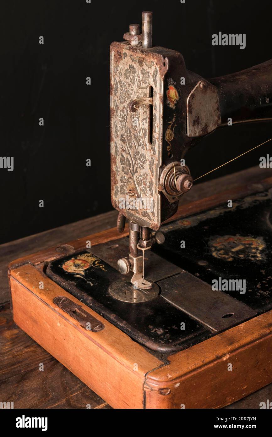 Old fashioned sewing machine hi-res stock photography and images - Alamy