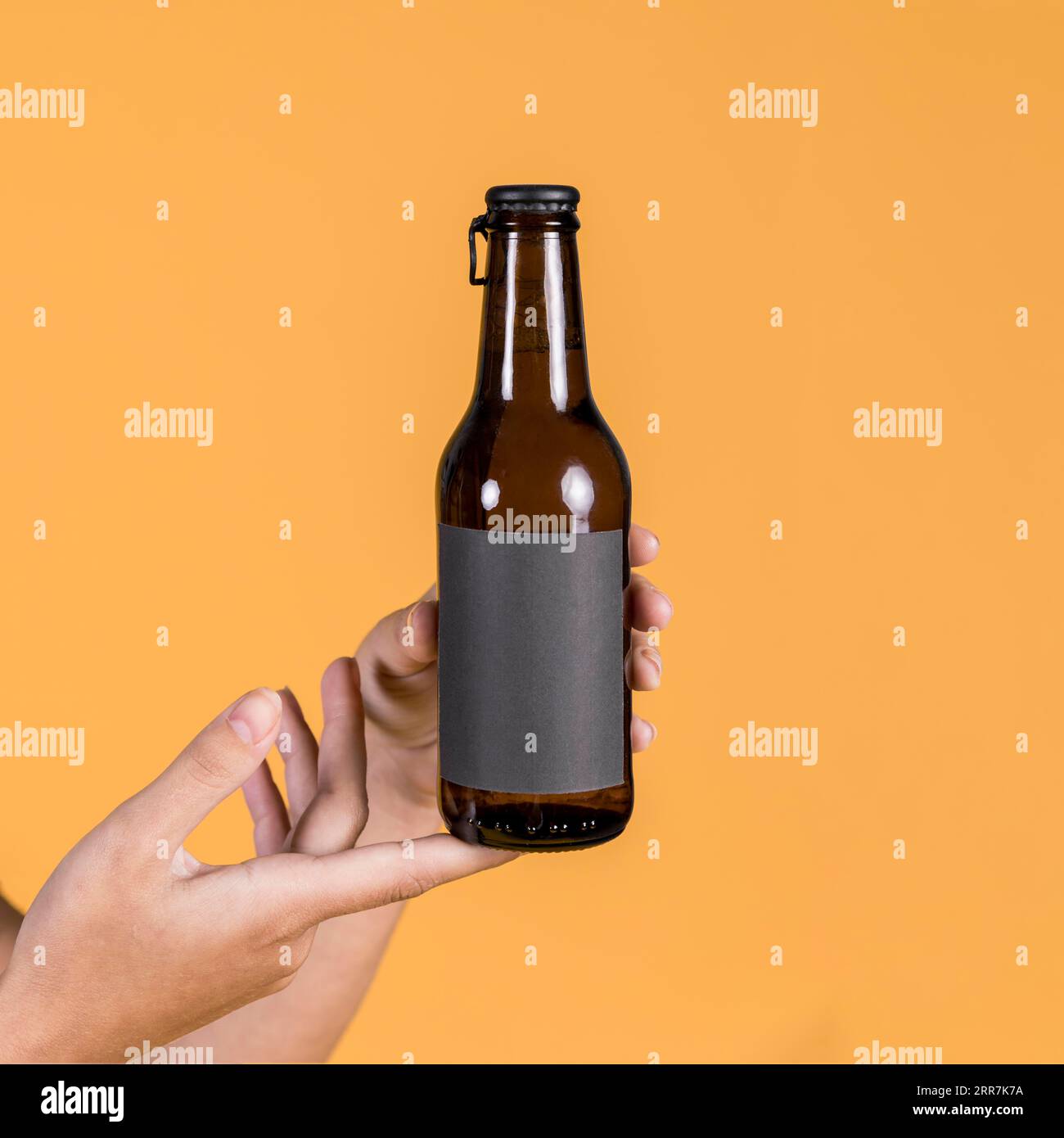 Hand holding beer bottle hi-res stock photography and images - Alamy