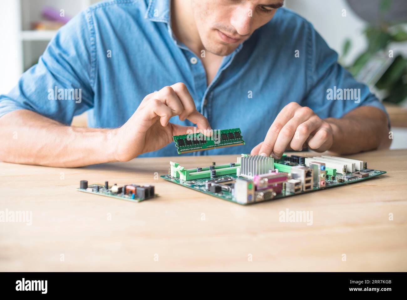 Technician inserting ram socket computer motherboard Stock Photo - Alamy Technician inserting ram socket computer motherboard Stock Photo - Alamy