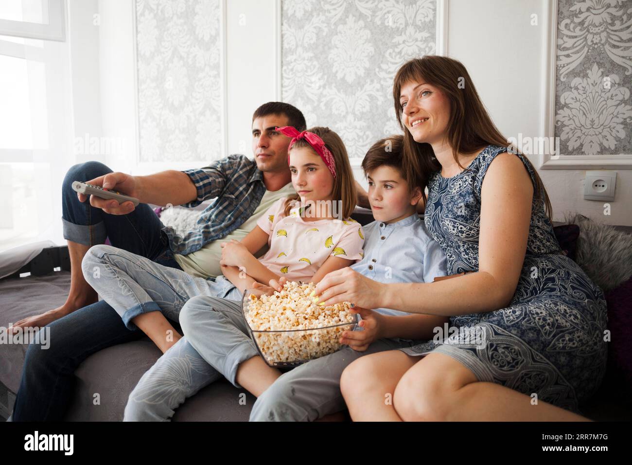 Family eating popcorn hi-res stock photography and images - Alamy