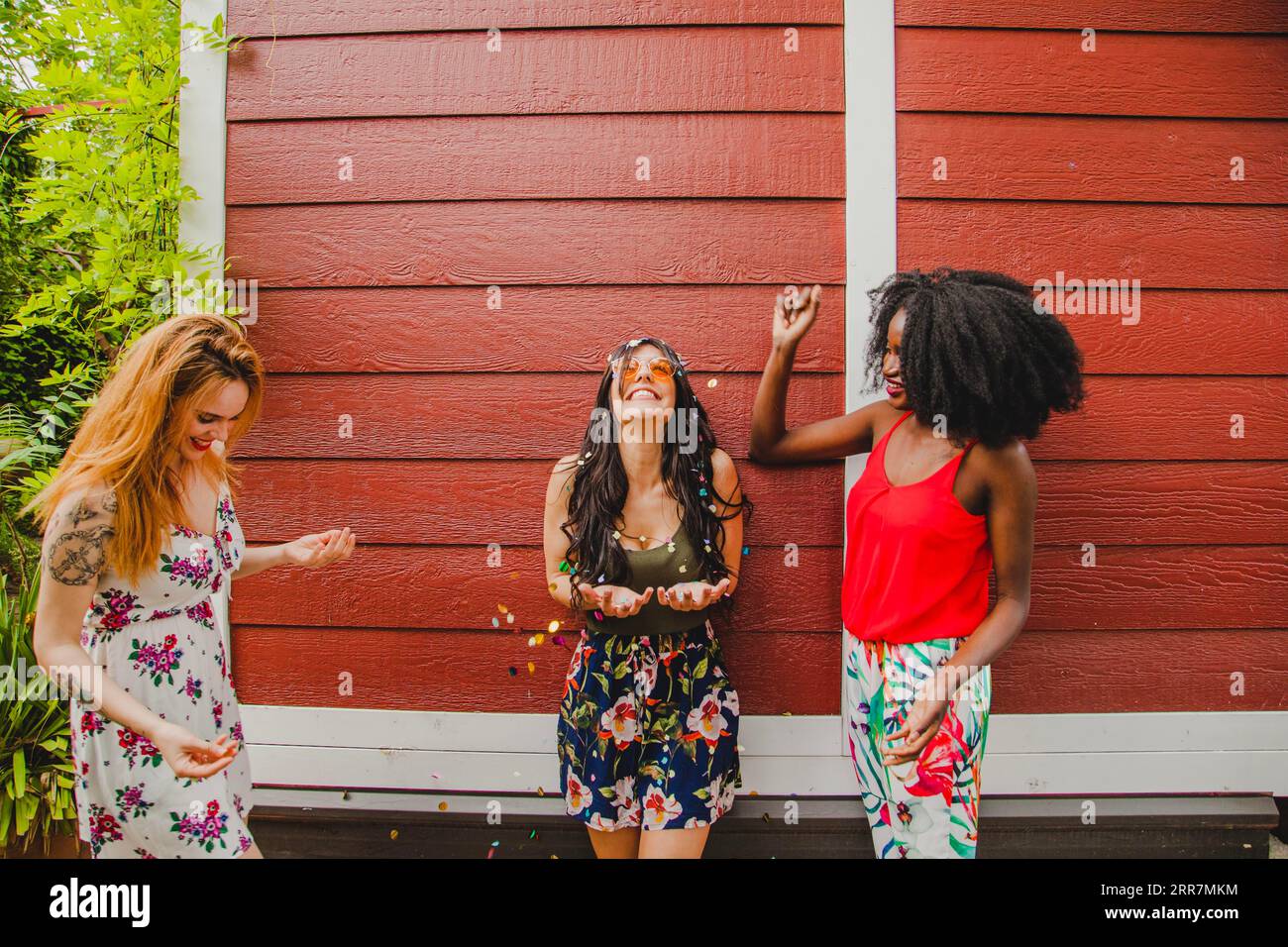 Pretty girls celebrating hi-res stock photography and images - Alamy