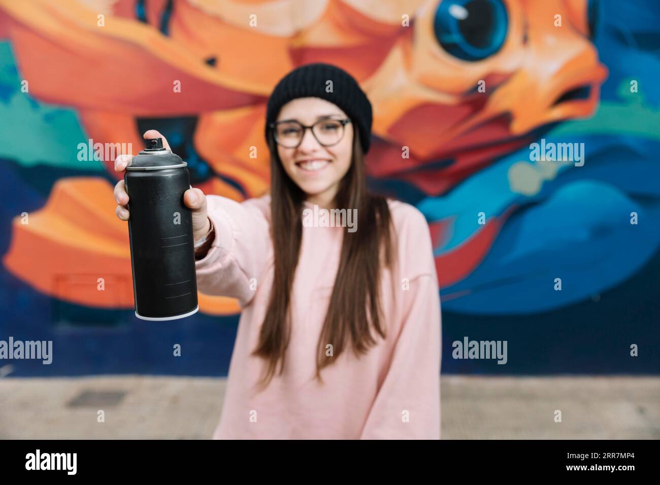 Woman spray painting wall hi-res stock photography and images - Alamy