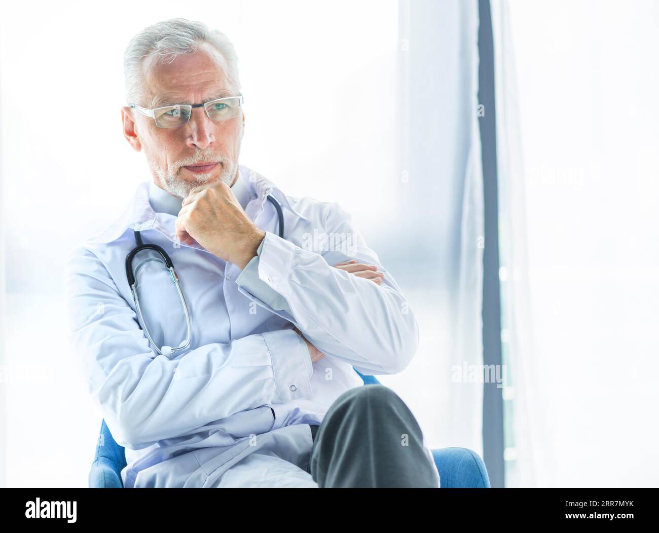Medical practitioner thinking chair Stock Photo - Alamy