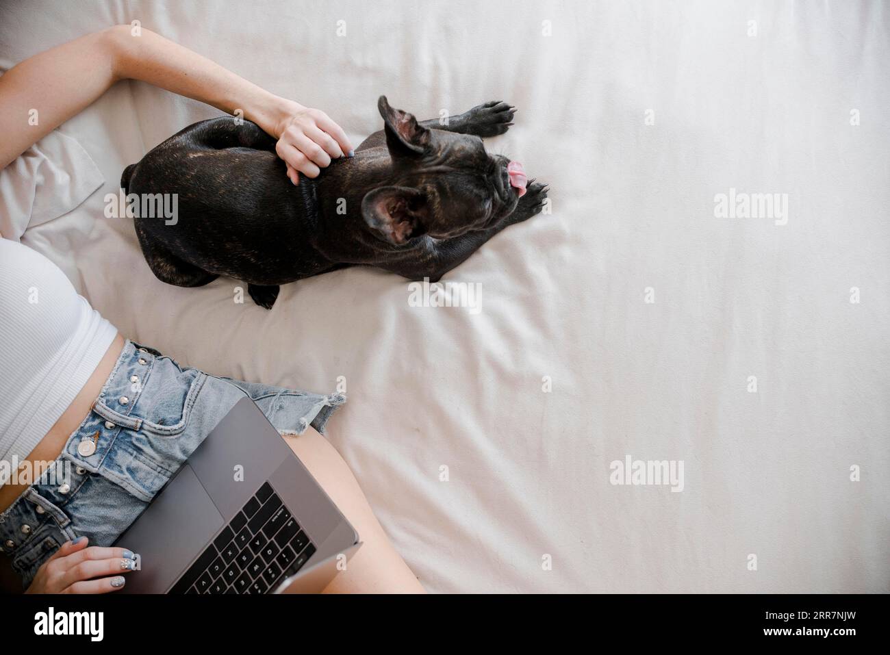 Girl chilling hi-res stock photography and images - Alamy