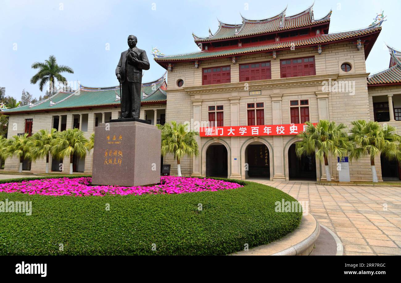 210403 -- XIAMEN, April 3, 2021 -- Photo taken on April 2, 2021 shows the sculpture of Tan Kah ...