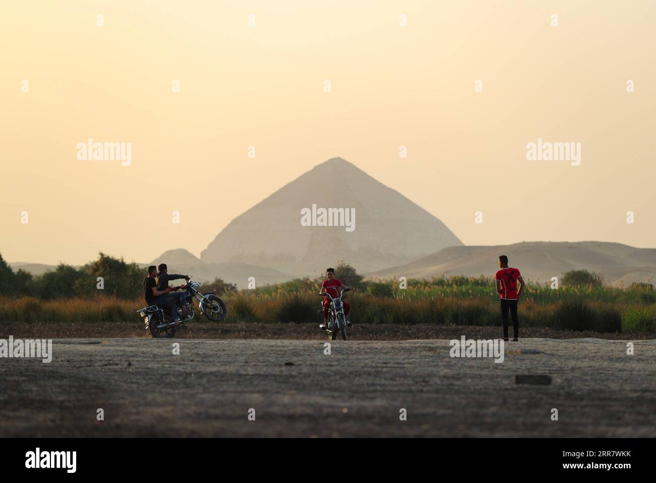 210406 -- GIZA, April 6, 2021 -- Young people ride motorcycles near the ...