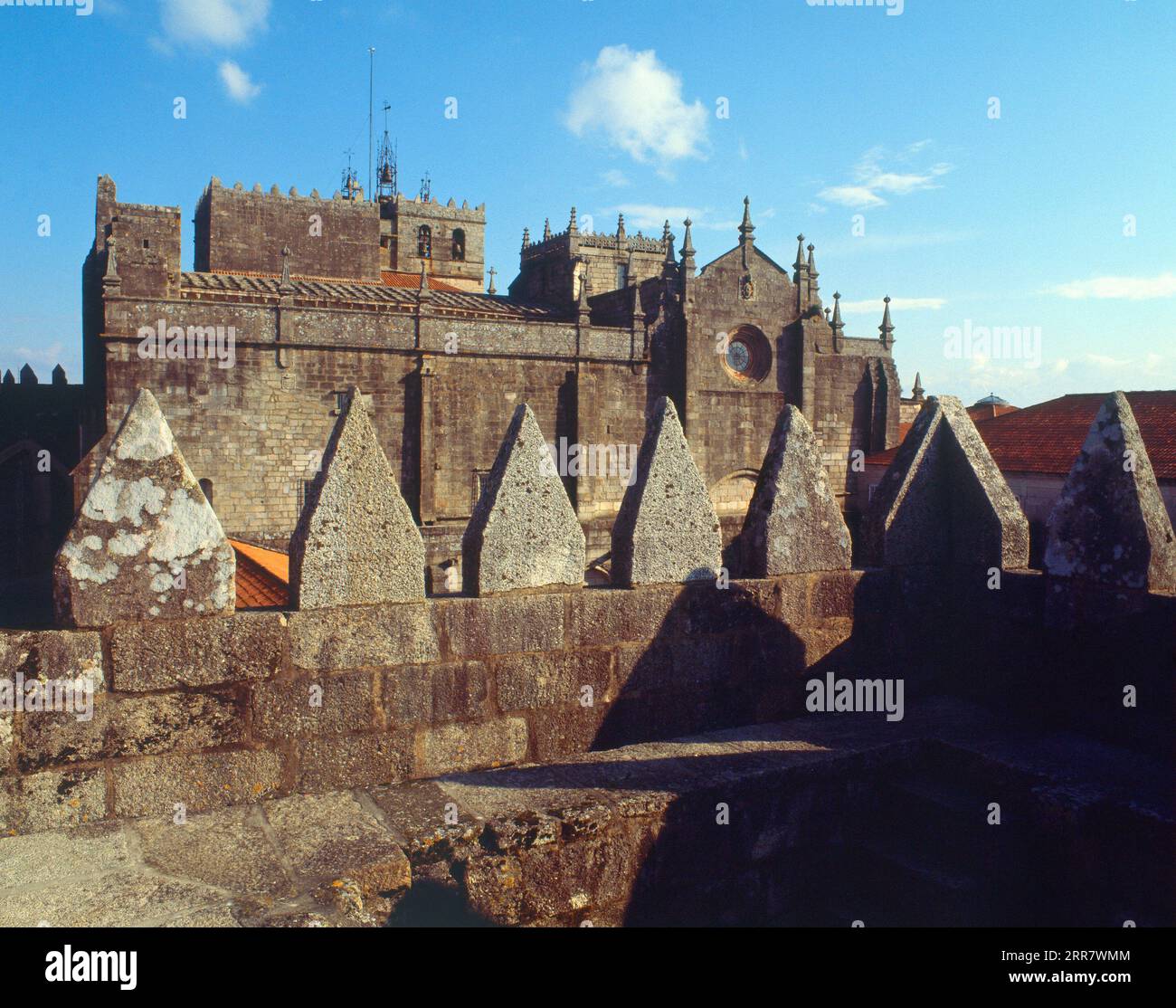 EXTERIOR-ALMENAS-VISTA HACIA EL OTRO DEL CLAUSTRO. Location: CATEDRAL ...