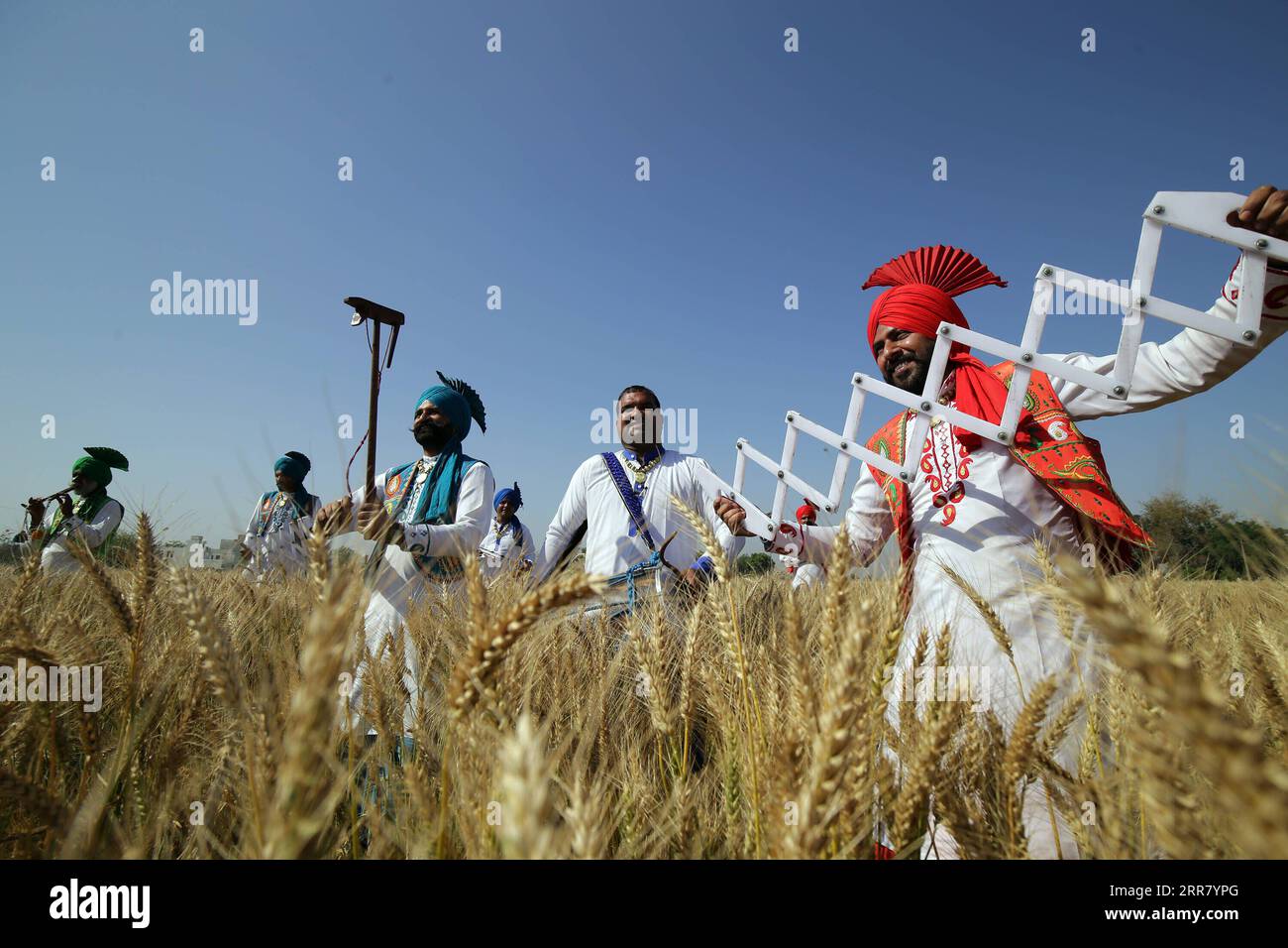 210409 -- AMRITSAR, April 9, 2021 -- Indian people wearing traditional ...