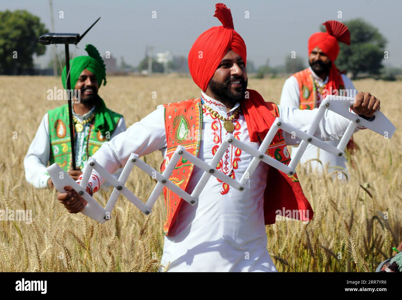 210409 -- AMRITSAR, April 9, 2021 -- Indian people wearing traditional ...