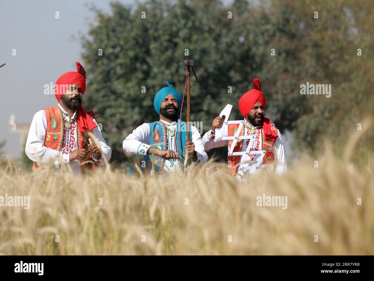 210409 -- AMRITSAR, April 9, 2021 -- Indian people wearing traditional ...
