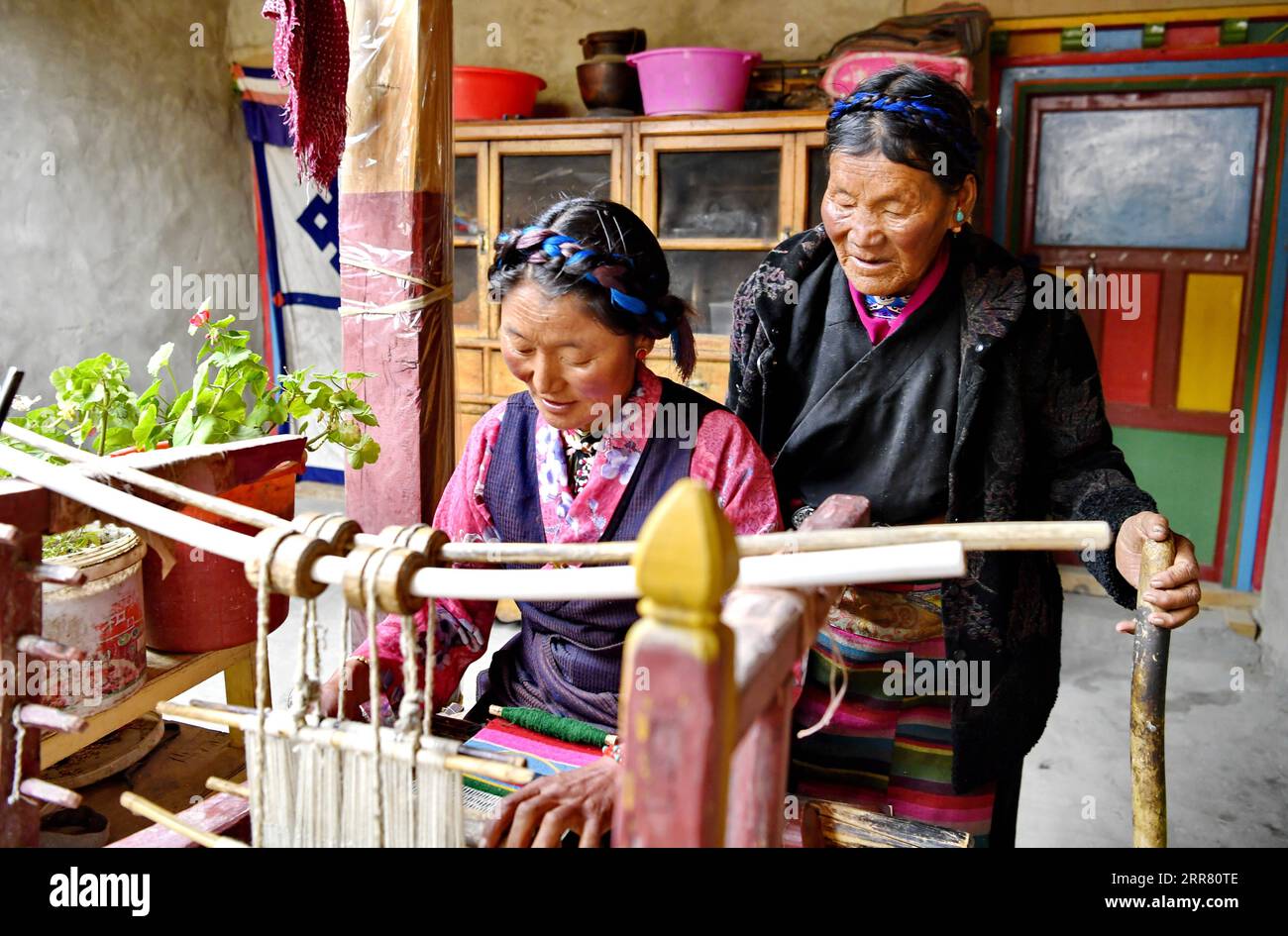 210411 -- XIGAZE, April 11, 2021 -- Lhapa R teaches her daughter ...