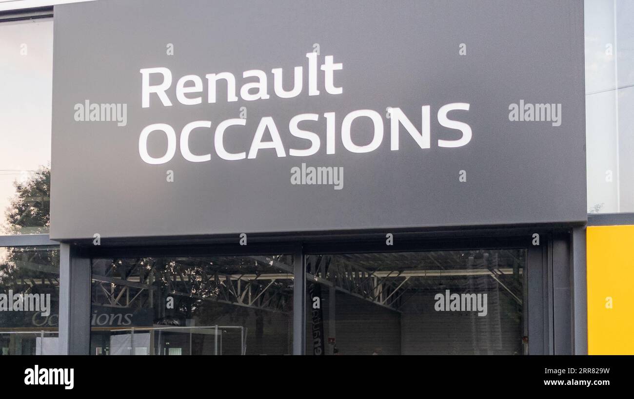 Renault badge shop store hi-res stock photography and images - Alamy