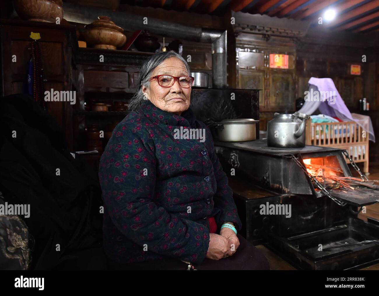 Tibet village dog hi-res stock photography and images - Alamy