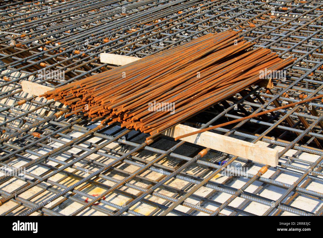 Welding steel framework building hi-res stock photography and images ...