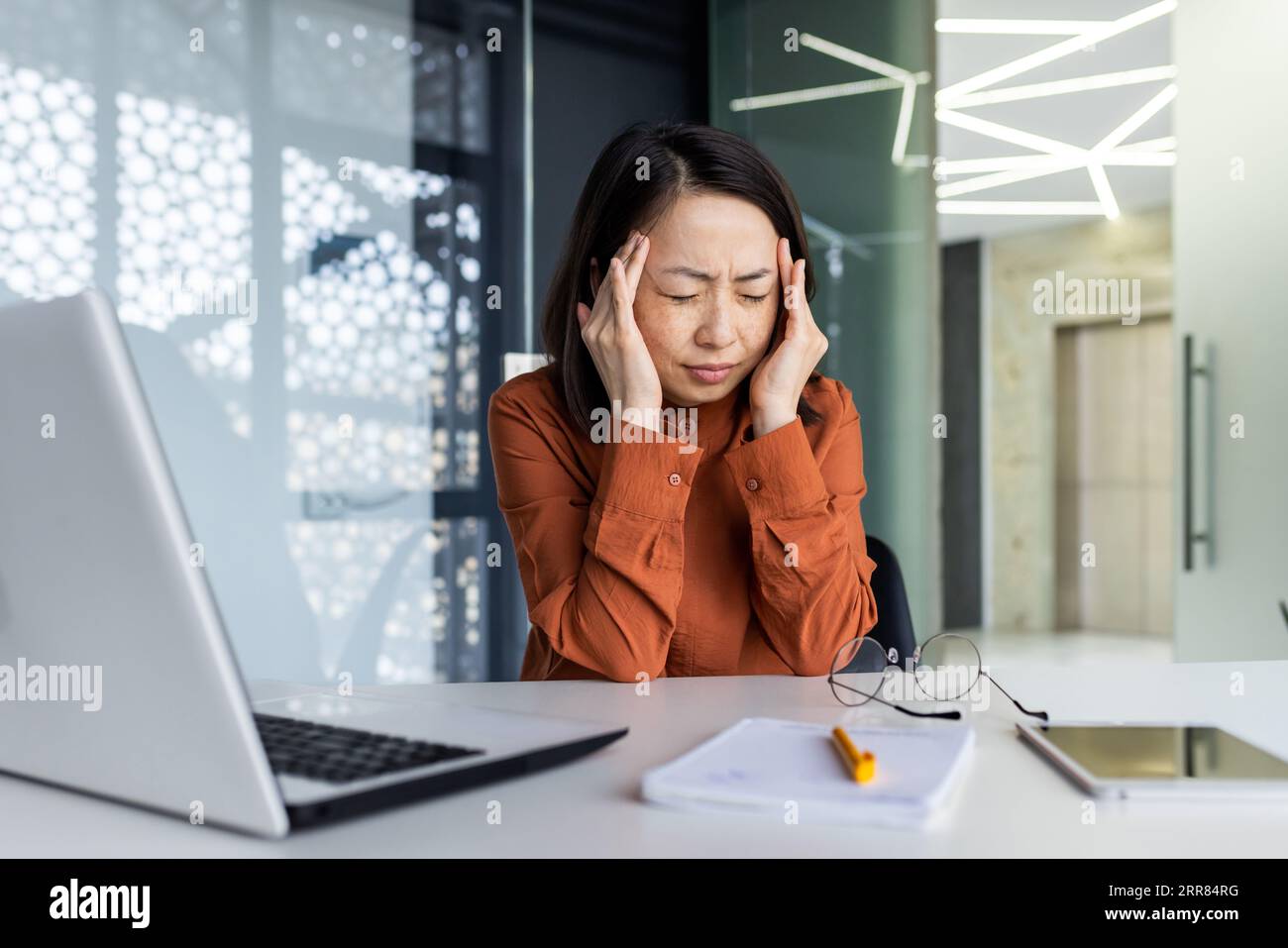 Female office employee severe migraine hi-res stock photography and ...