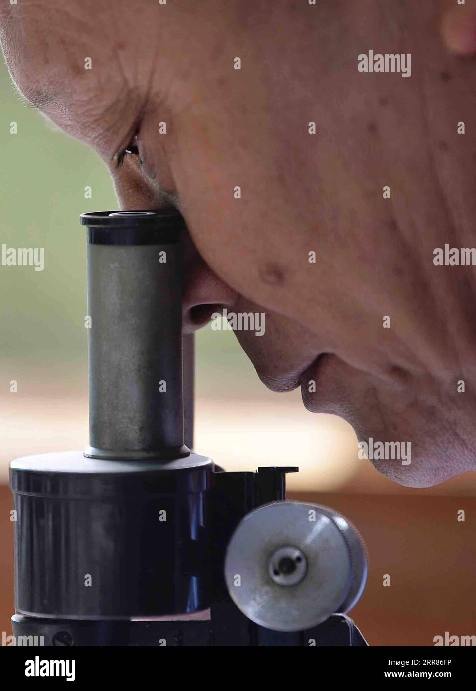 210421 -- CHENGDU, April 21, 2021 -- Li Jian observes his subject ...