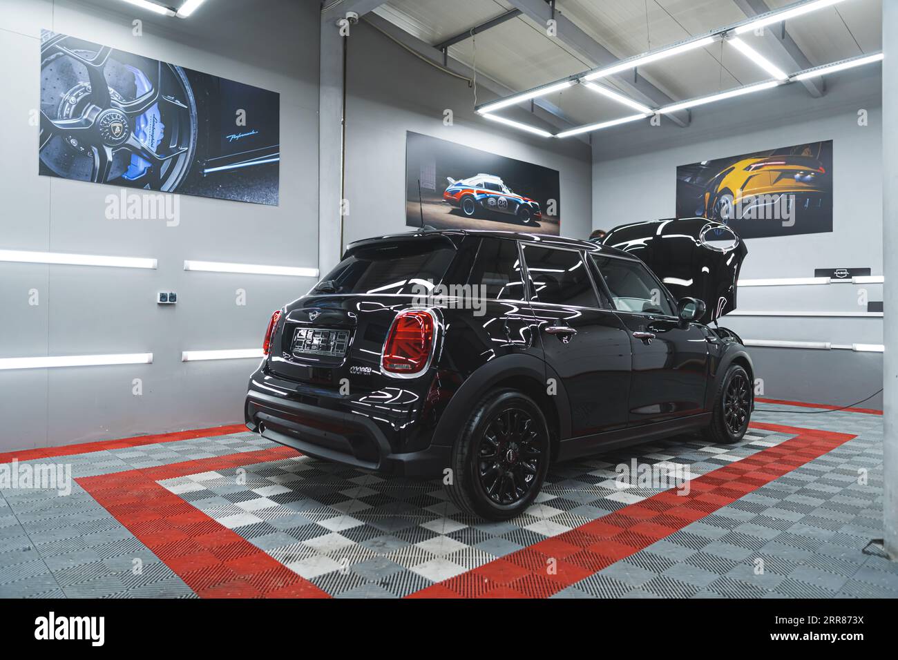 Full black car hi-res stock photography and images - Alamy