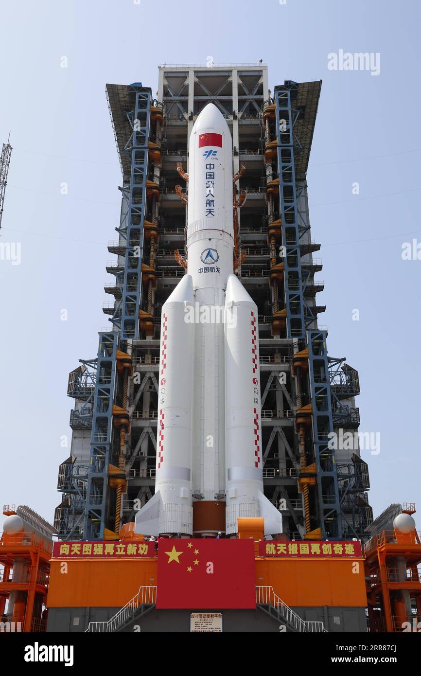 China, Langer-Marsch-5B-Rakete in Wenchang 210423 -- WENCHANG, April 23 ...