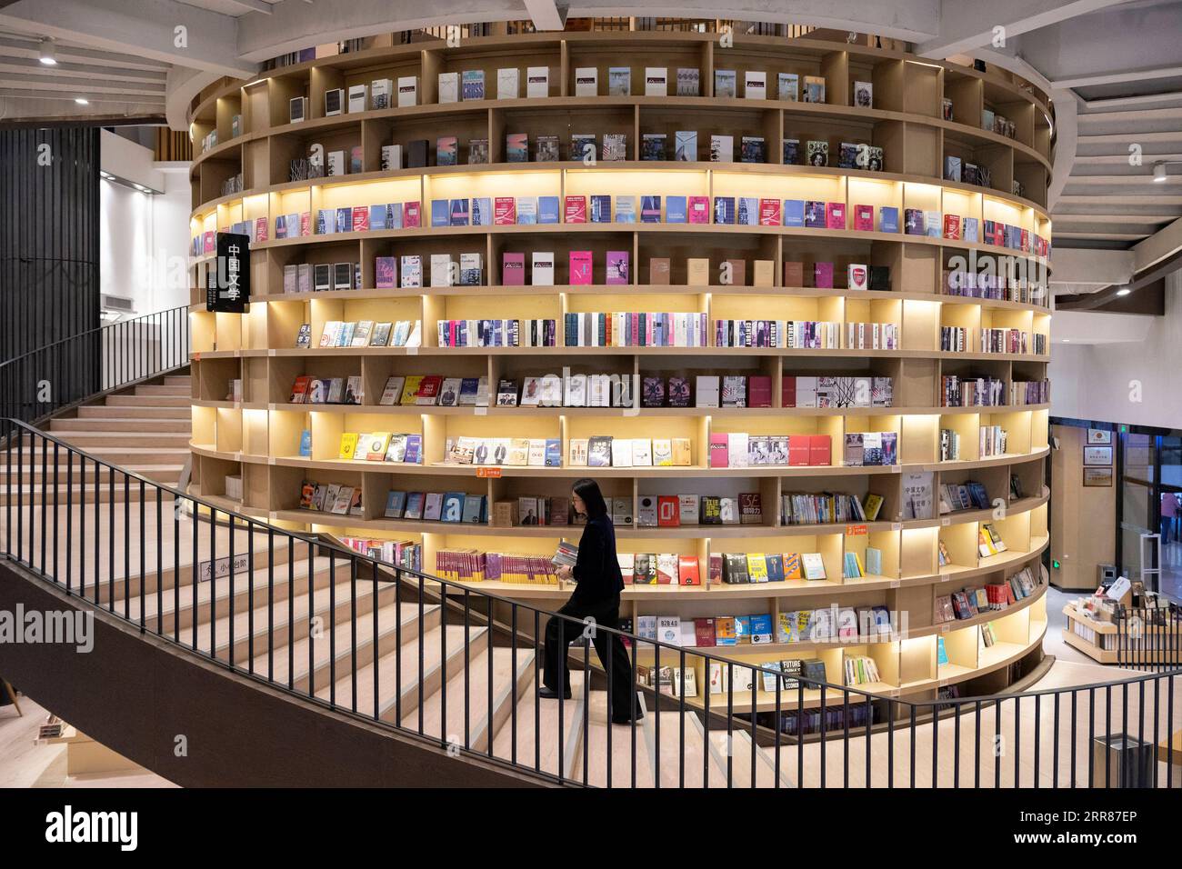 210423 -- HARBIN, April 23, 2021 -- Yu Bing carries books at M.I ...