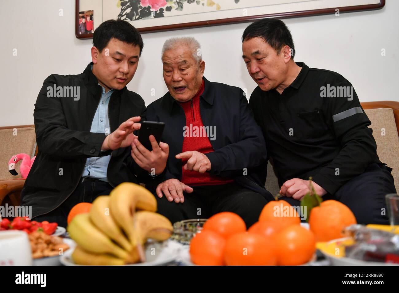 210424 -- TAIYUAN, April 24, 2021 -- Zhang Shiqi L shows photos of new ...