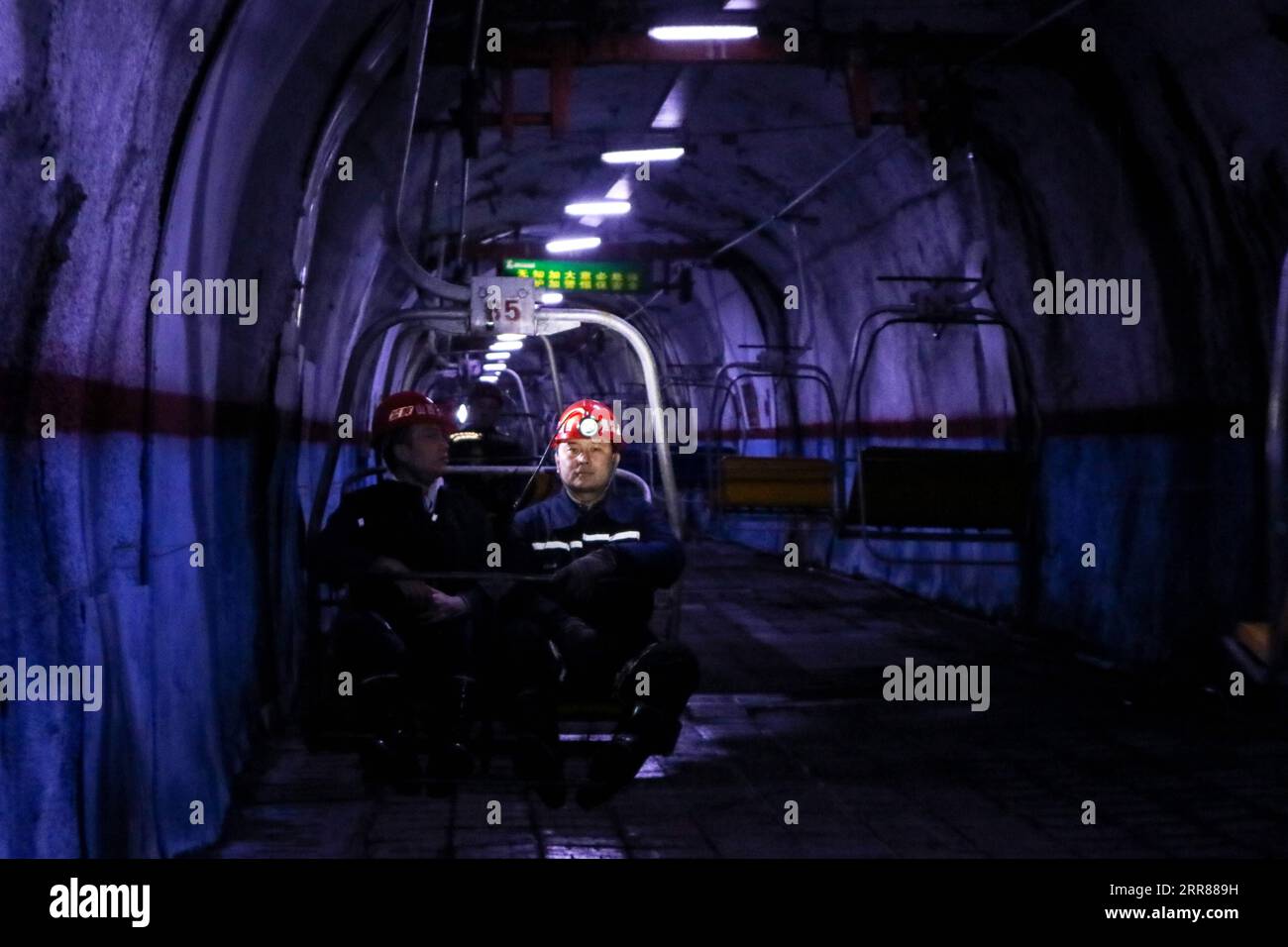 210424 -- TAIYUAN, April 24, 2021 -- Zhang Shiqi R works with his ...