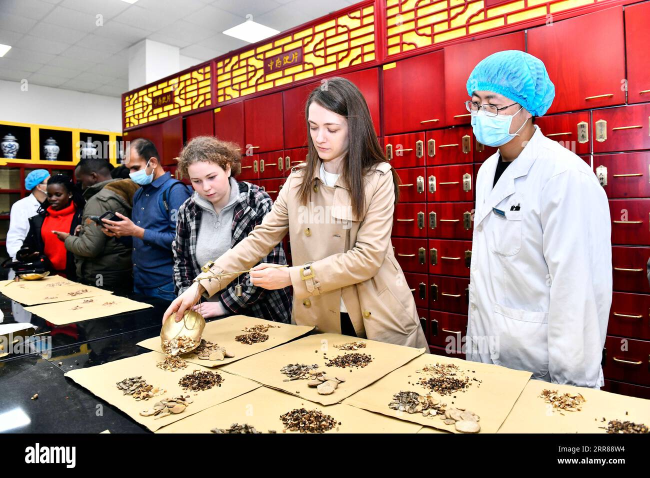 210425 -- QINGDAO, April 25, 2021 -- Students from China University of ...