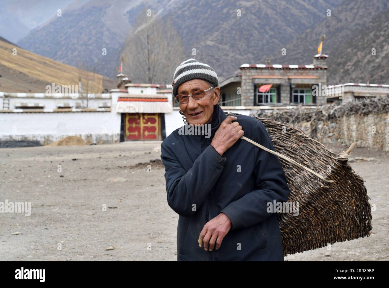 Intibetchina lhasa people hi-res stock photography and images - Alamy