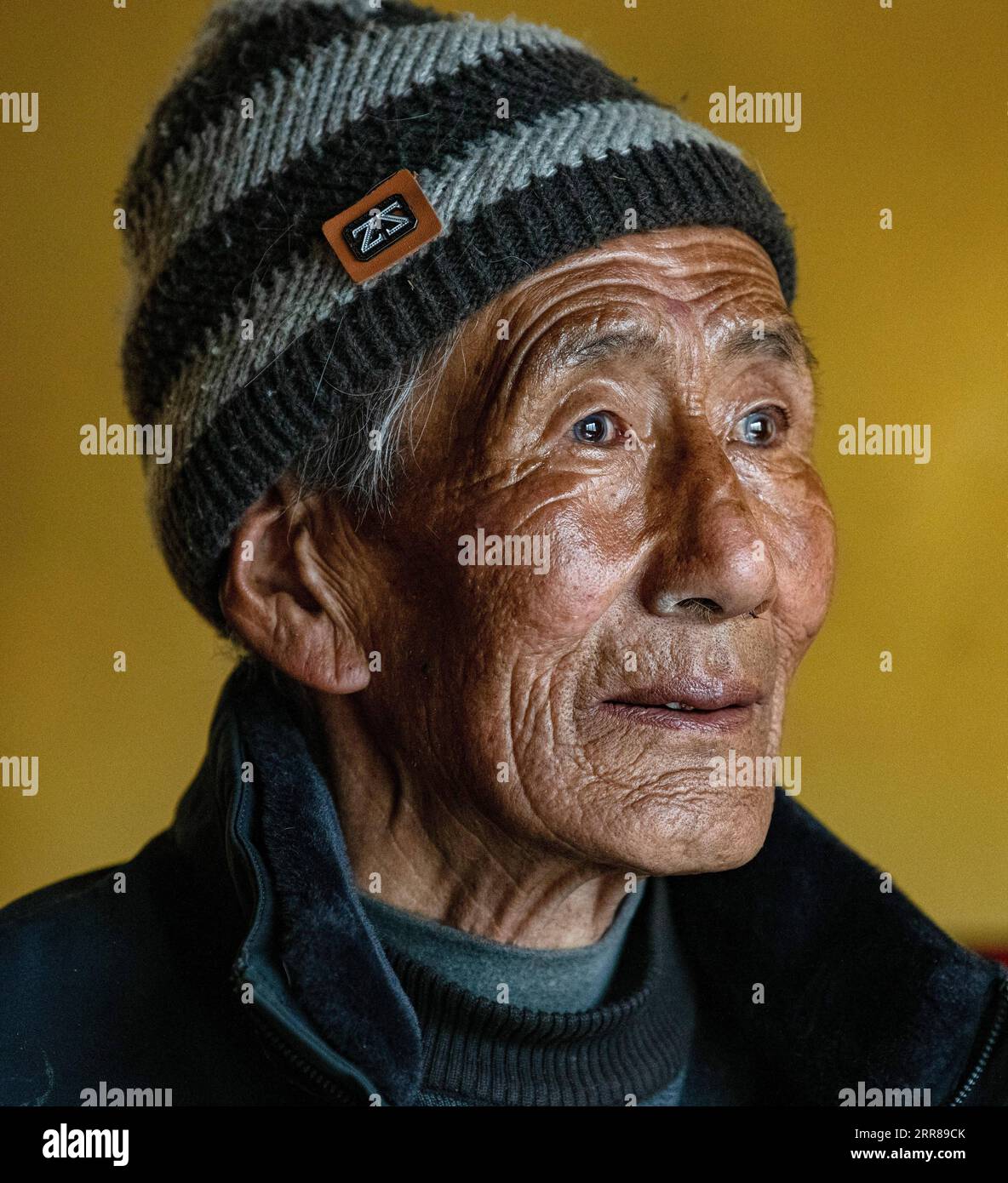 Intibetchina lhasa people hi-res stock photography and images - Alamy