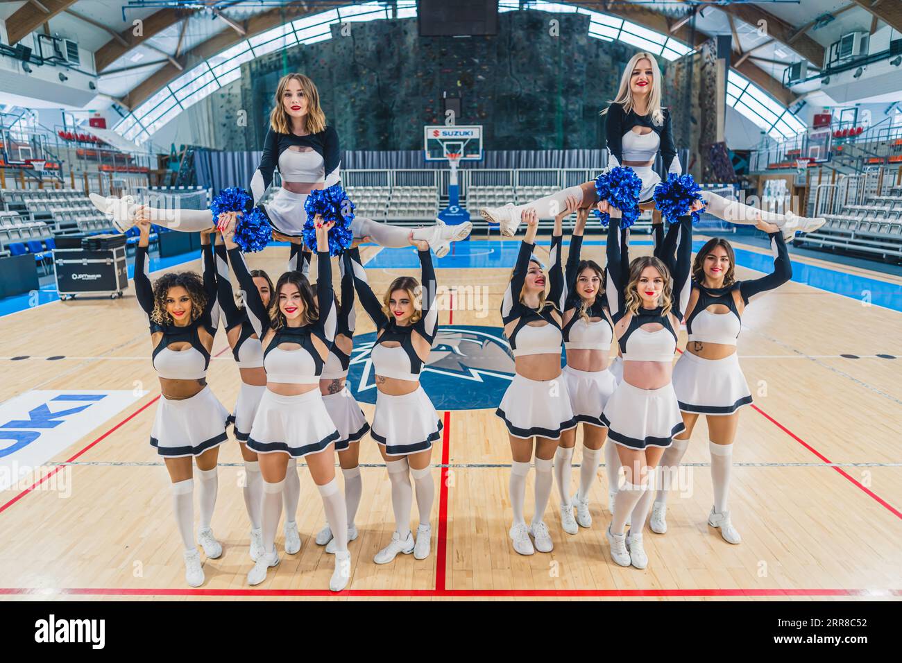 Cheerleader pyramid hi-res stock photography and images - Alamy