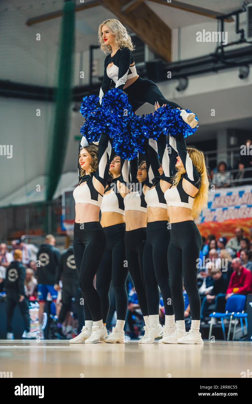 College basketball cheerleaders hi-res stock photography and images - Alamy