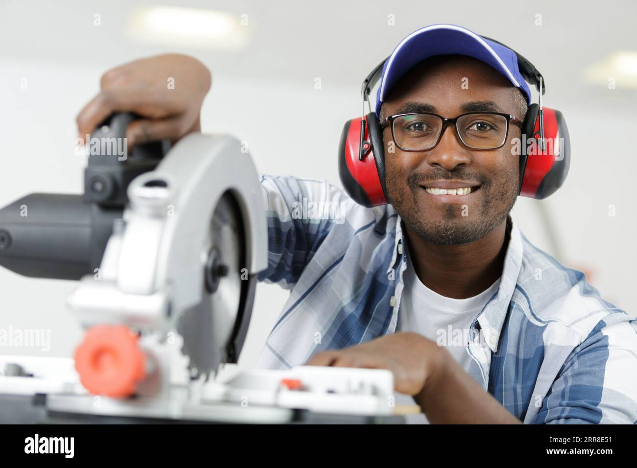 a man using circular saw Stock Photo - Alamy