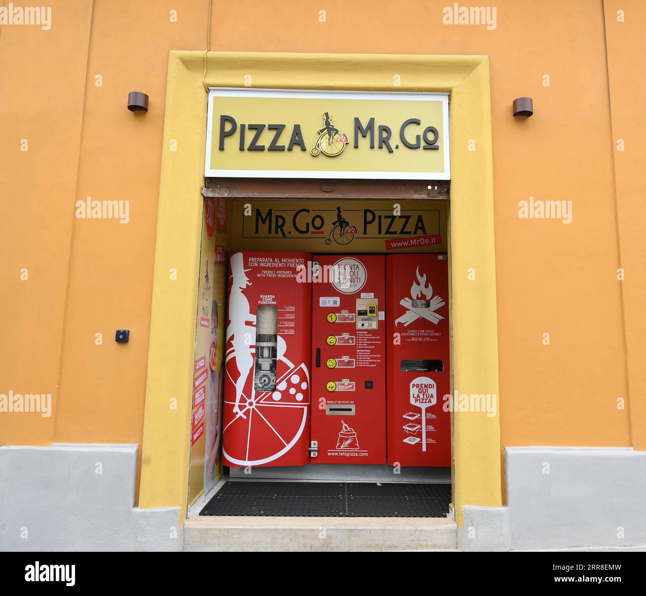 Automatic pizza vending machine hi-res stock photography and images - Alamy