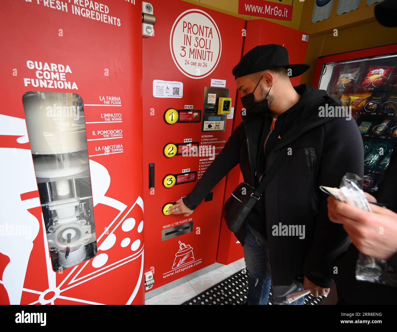 Automatic pizza vending machine hi-res stock photography and images - Alamy