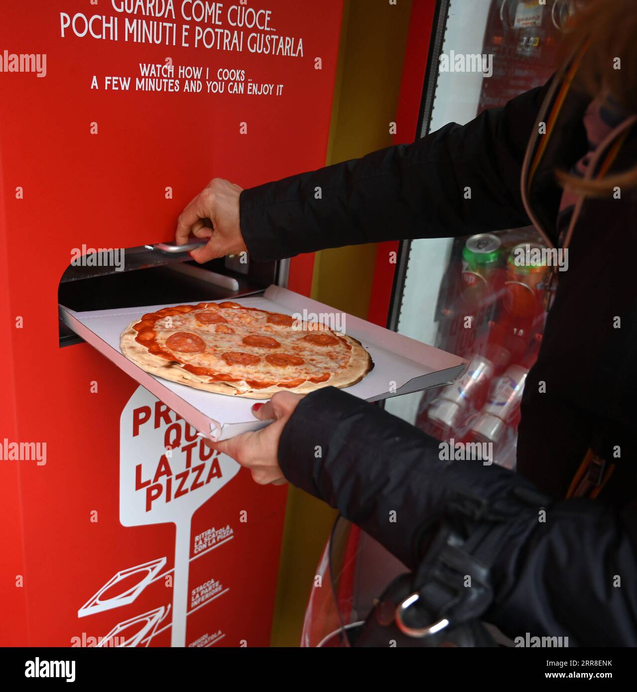 Automatic pizza vending machine hi-res stock photography and images - Alamy