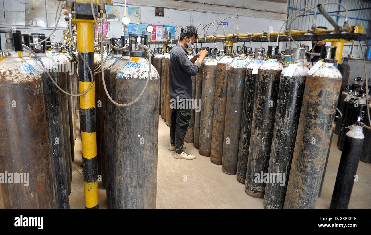 Oxygen cylinder refilling hi-res stock photography and images - Alamy