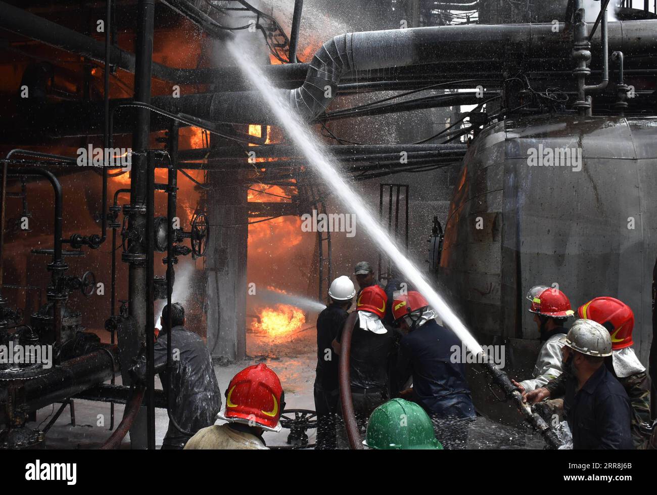 Syria homs refinery fire hi-res stock photography and images - Alamy