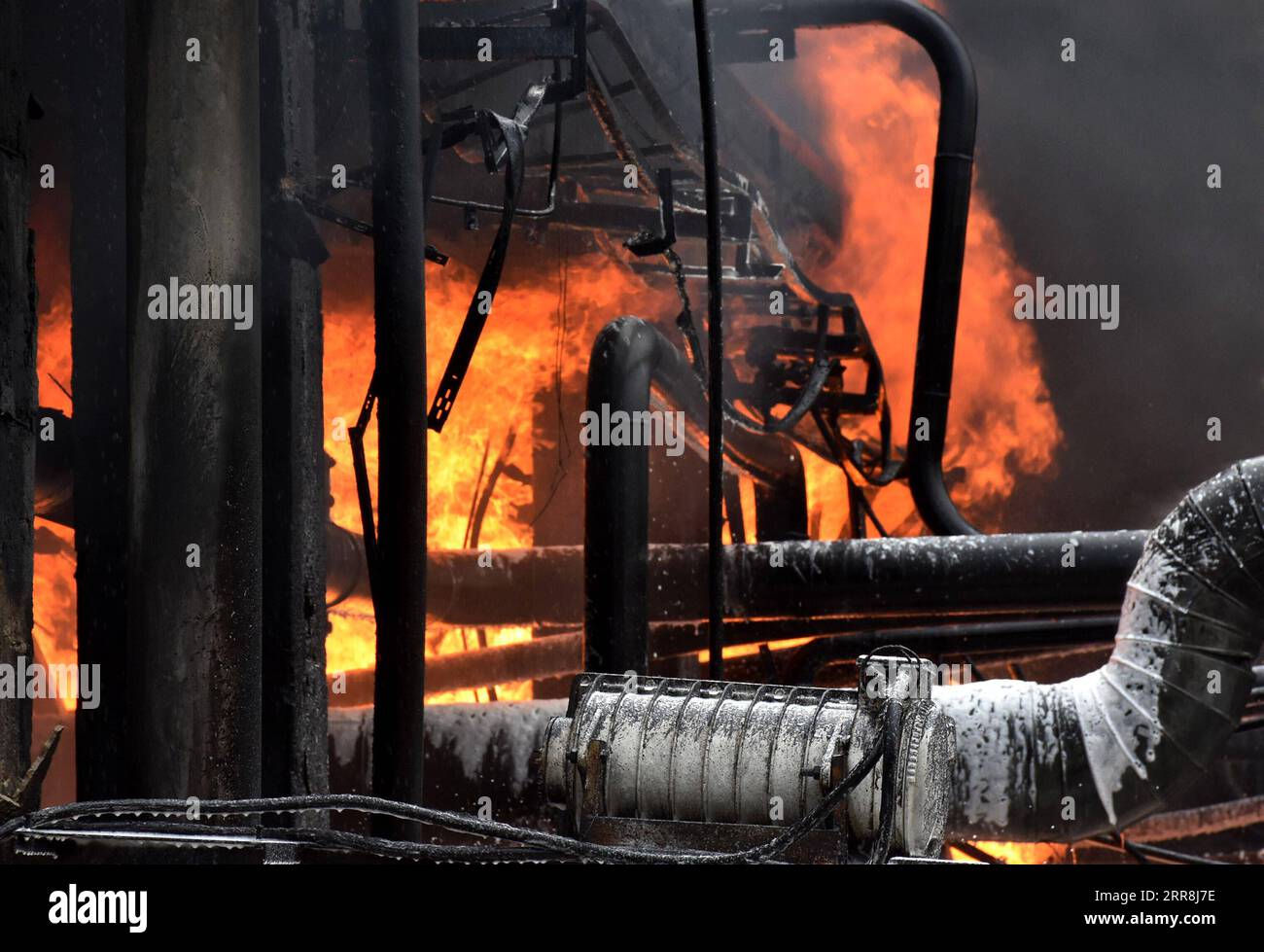 Refinery fire hi-res stock photography and images - Alamy
