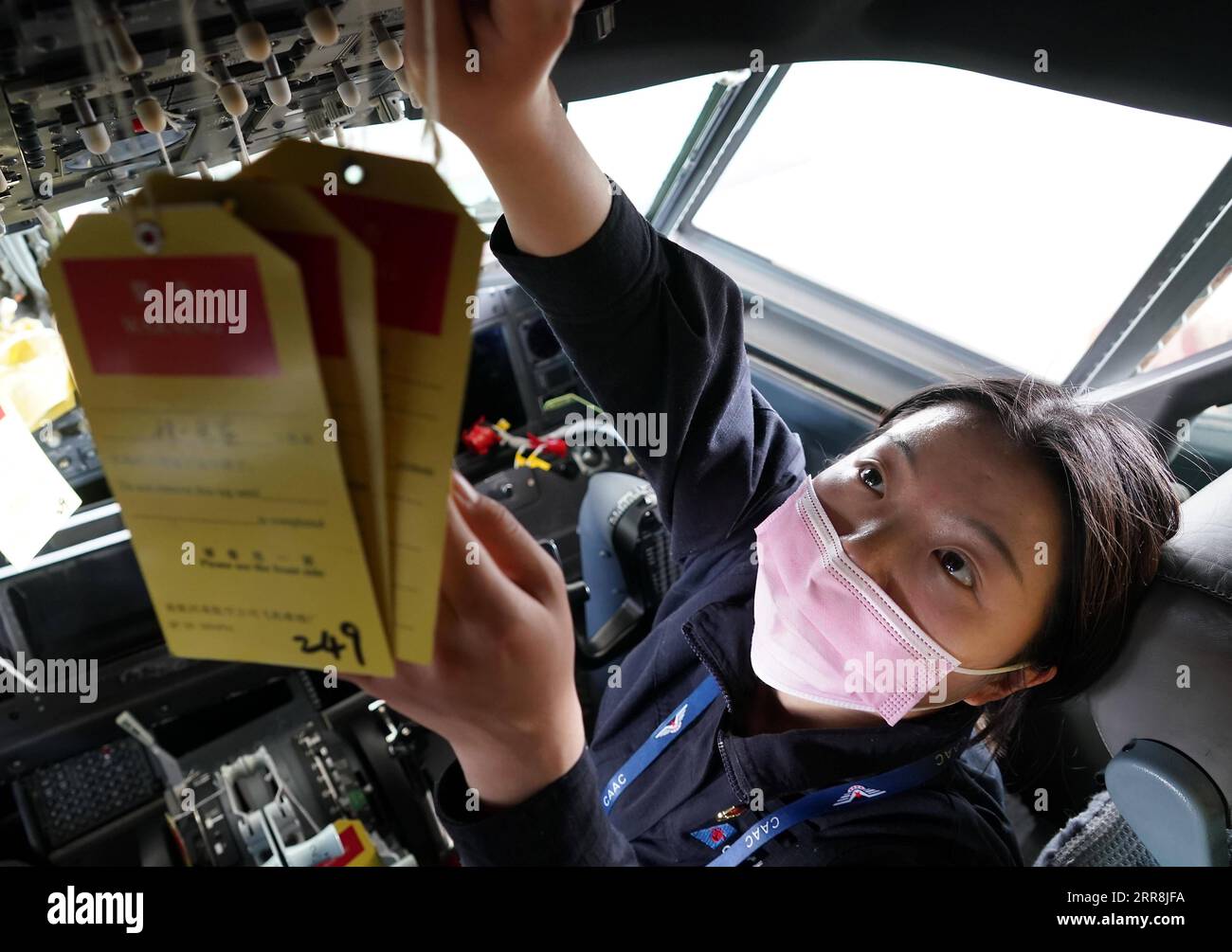 210510 -- ZHENGZHOU, May 10, 2021 -- Liu Qiqi works at a maintenance ...