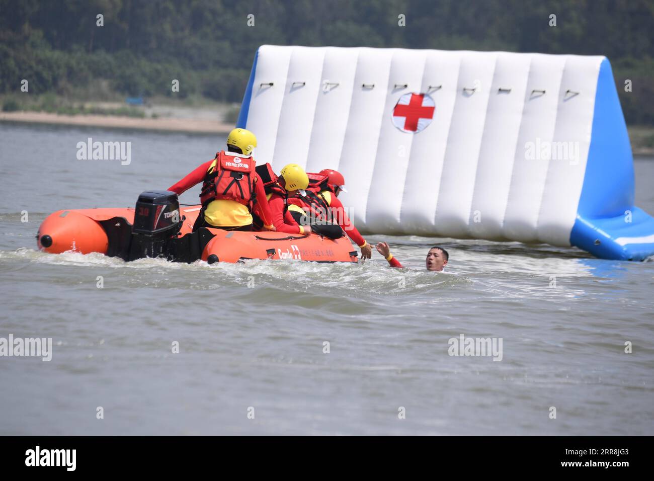 210510 -- FUZHOU, May 10, 2021 -- Rescuers from a Red Cross rescue team ...