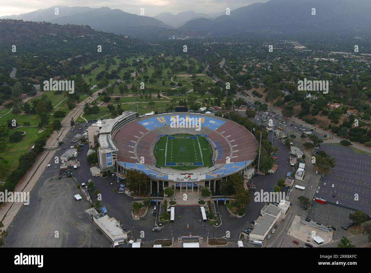 Rose bowl stadium pasadena aerial hi-res stock photography and images ...