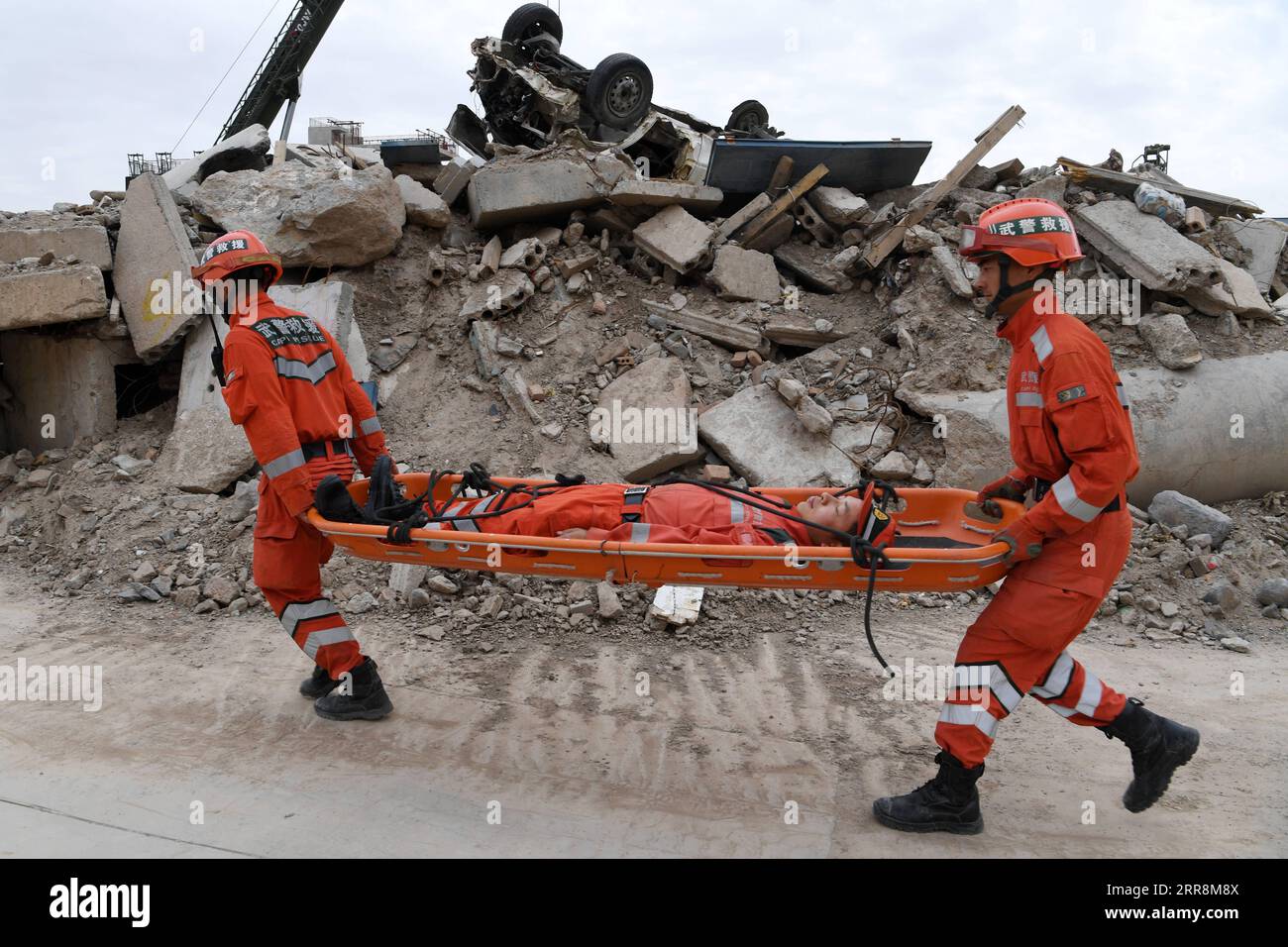 Urban search and rescue team training hi-res stock photography and ...