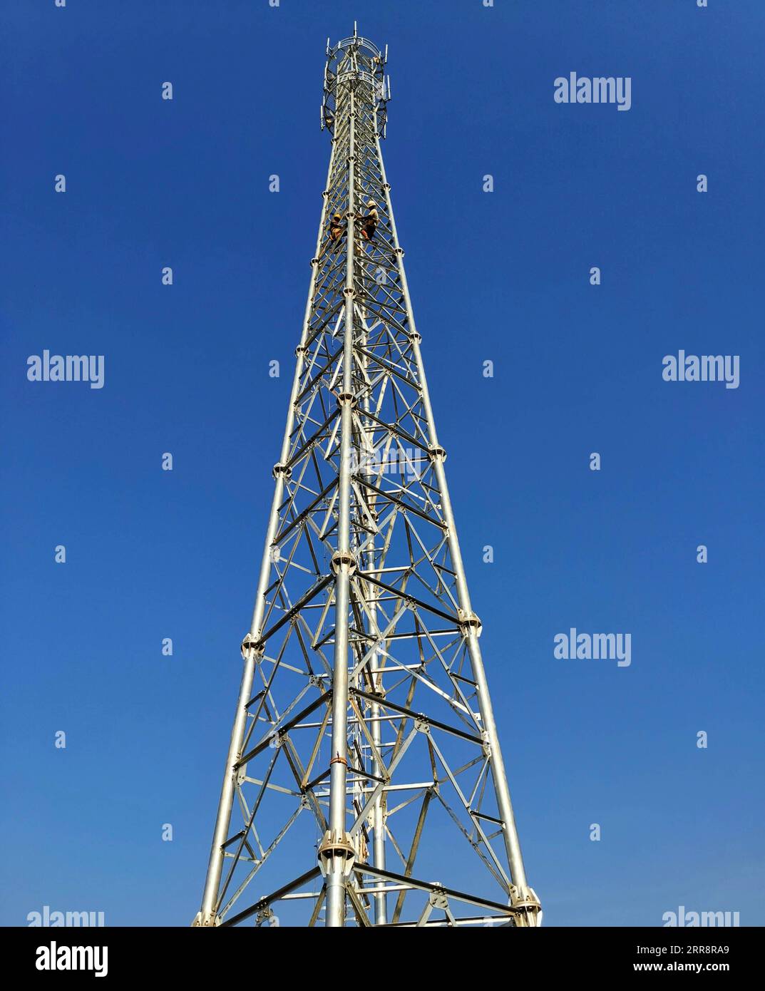 210516 -- VIENTIANE, May 16, 2021 -- Chinese engineers work at the ...